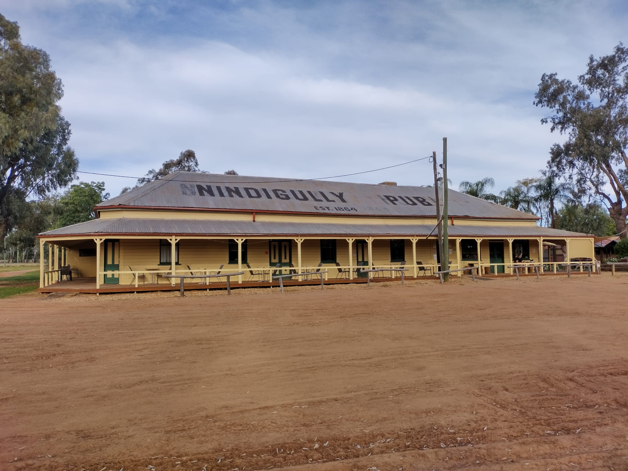 Nindigully Pub – DARLS AND THE BOYS